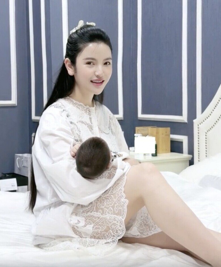 Vợ Quang Hải "chặt đẹp” 2 chị em làng WAGs chỉ trong 1 khung hình với nhan sắc đỉnh cao sau sinh