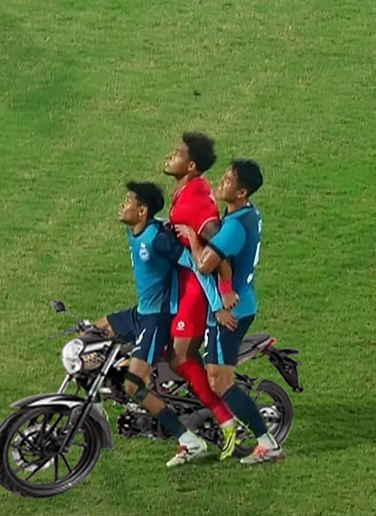 Hình ảnh nóng nhất ĐT Việt Nam: Xuân Son ở cảnh "xe máy kẹp 3”, Hoàng ...