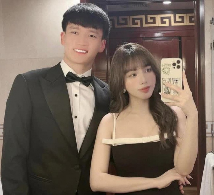 Tình cũ cầu thủ Hoàng Đức ngày càng nóng bỏng, gợi cảm